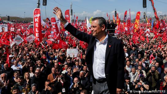 Turkey: Hundreds of thousands join growing Istanbul protest