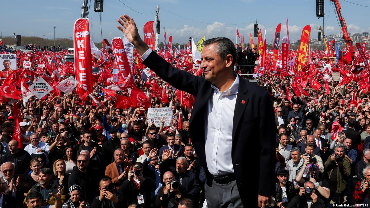 Turkey: Hundreds of thousands join growing Istanbul protest – DW – 03 ...