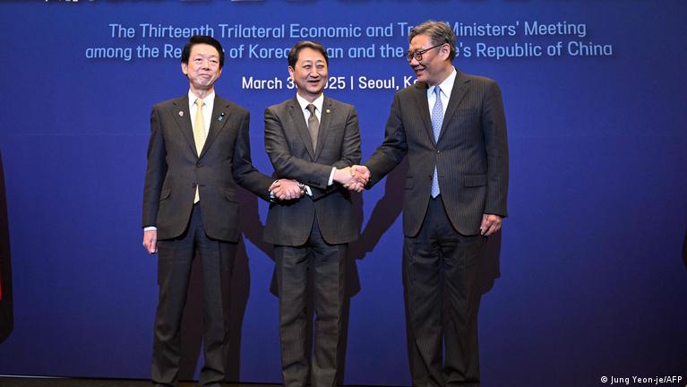 China, Japan and South Korea to strengthen free trade – DW – 03/30/2025