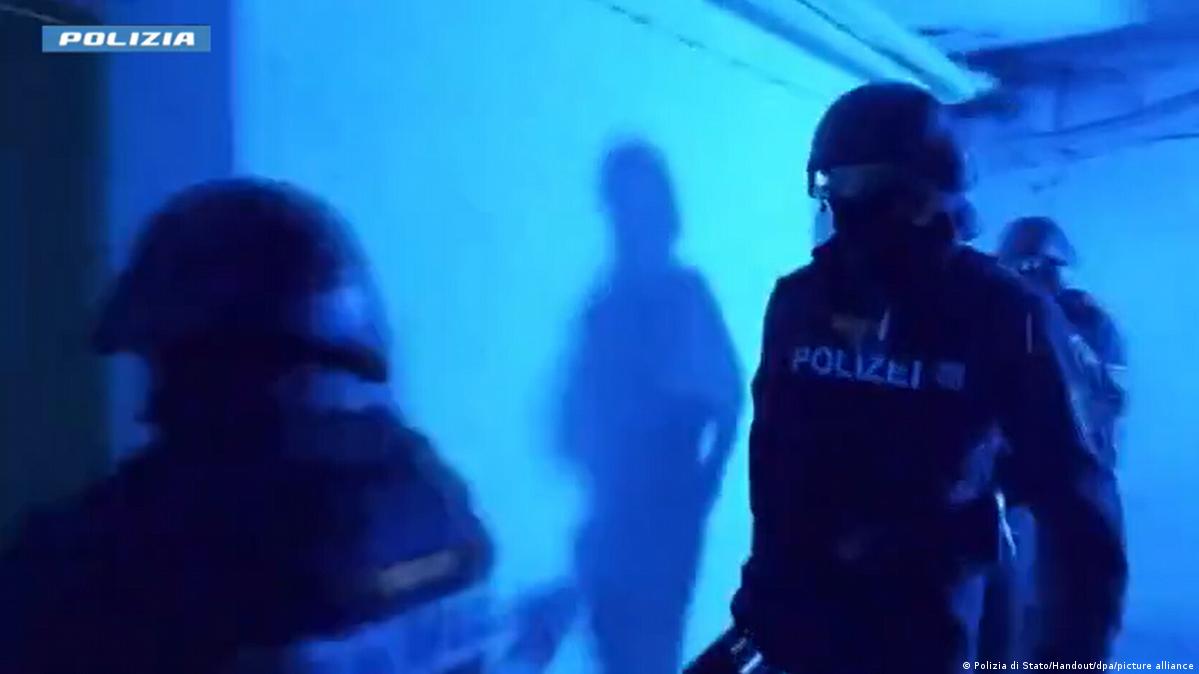 German policeman held over gourmet food scam in Mafia raids – DW – 04 ...