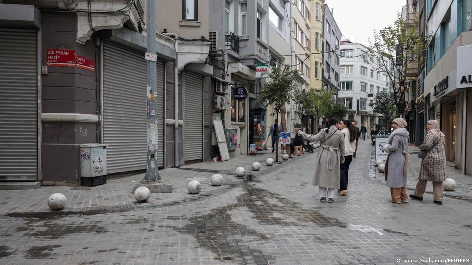 Turkey's opposition joins 'no spending day' boycott – DW – 04/04/2025