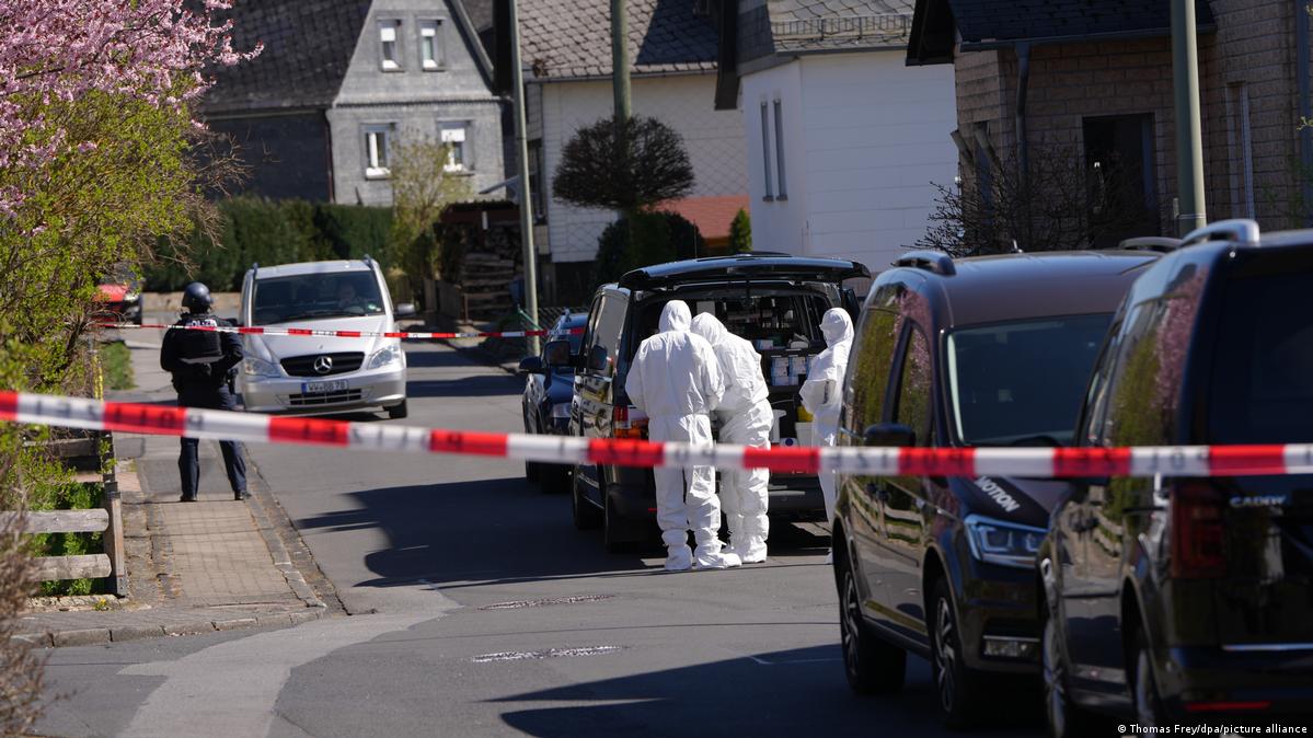 Germany: Manhunt underway after three bodies found