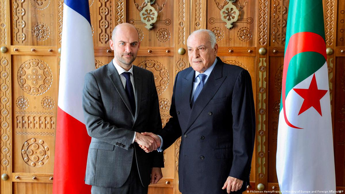 France vows reprisal if Algeria expels French embassy staff – DW – 04 ...