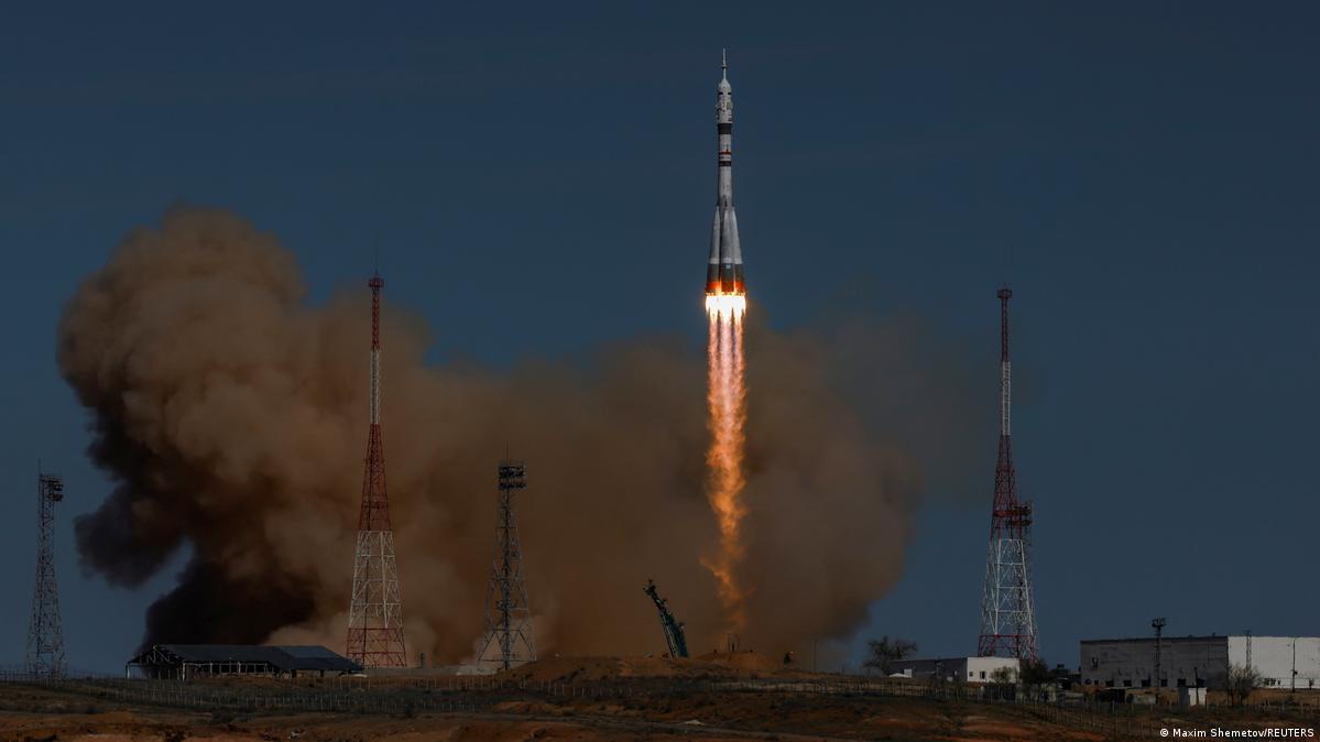 Russian spacecraft brings cosmonauts, astronaut to ISS – DW – 04/08/2025