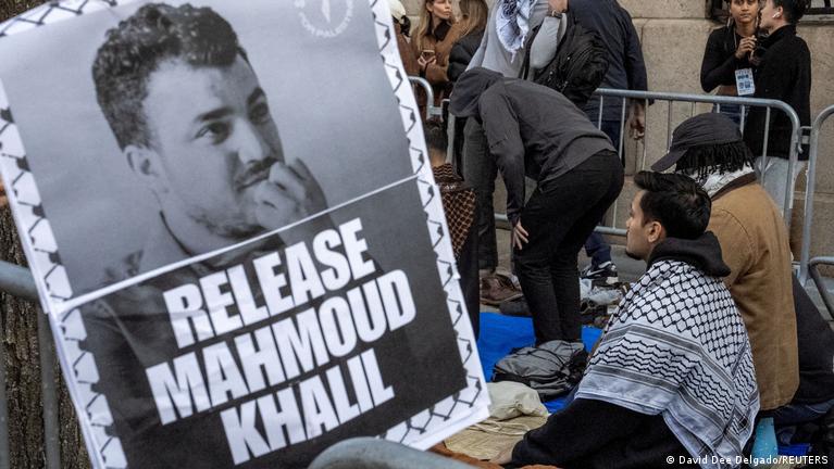 US judge rules Mahmoud Khalil can be deported – DW – 04/12/2025