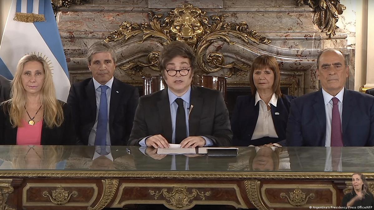 IMF, World Bank approve new bailouts for Argentina – DW – 04/12/2025