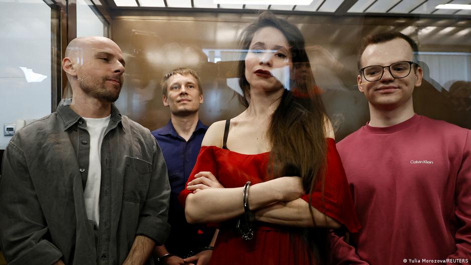 Russian journalists sentenced to nearly 6 years – DW – 04/15/2025