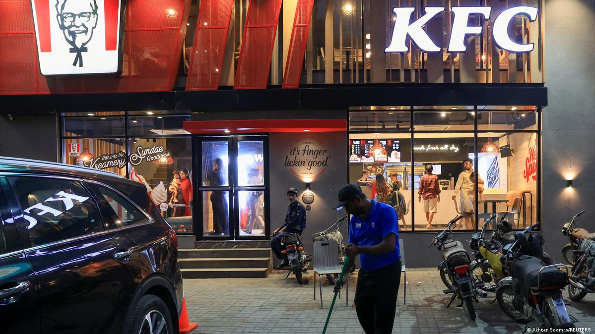 Pakistan: Protesters attack KFC restaurants over Gaza war – DW – 04/19/2025