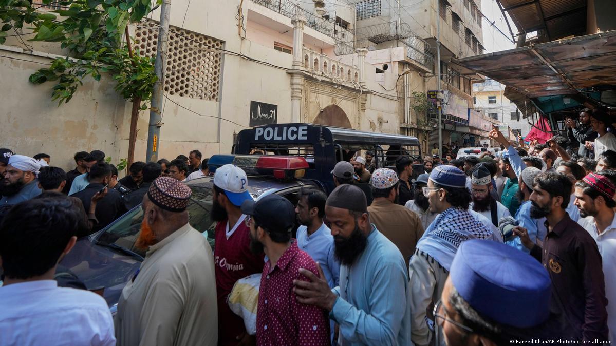 Pakistan: Islamist mob beat Ahmadi man to death in Karachi – DW – 04/18 ...