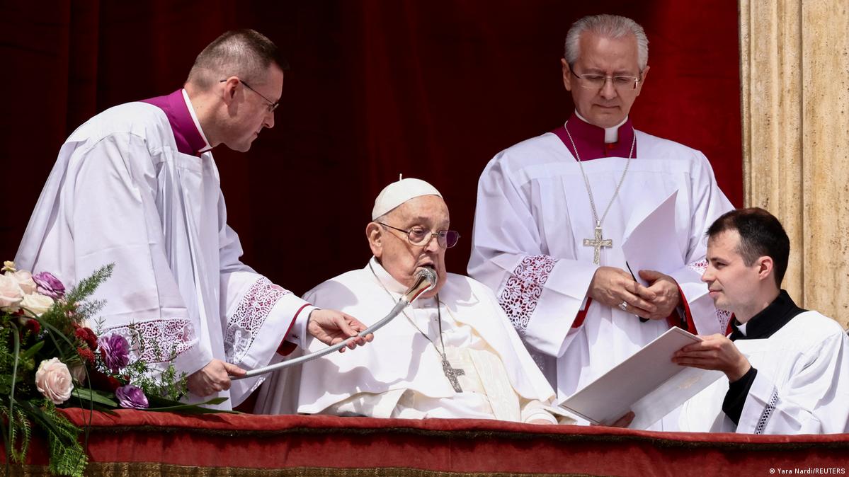 Pope Francis sits out Easter Mass, but greets crowd – DW – 04/20/2025