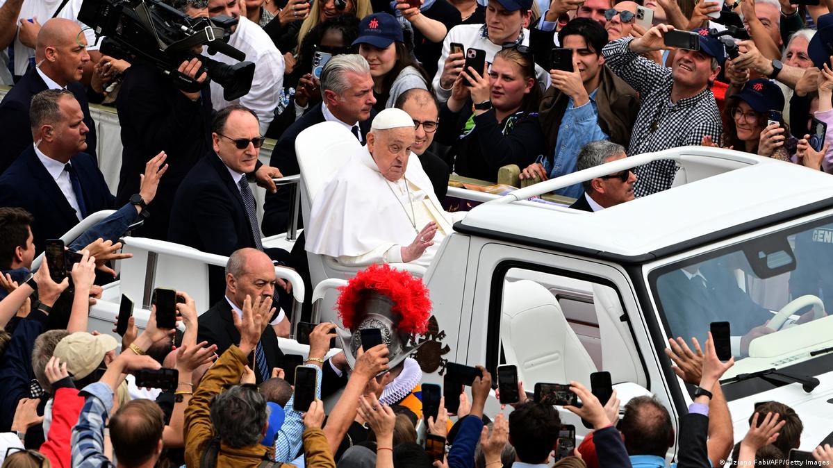 Pope Francis: World, religious leaders pay their respects – DW – 04/21/2025