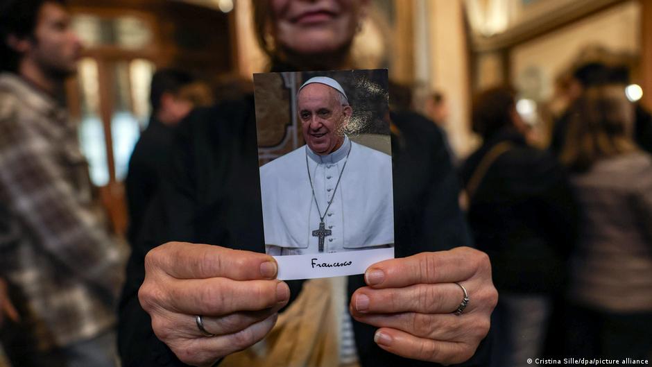 Catholics worldwide mourn death of Pope Francis – DW – 04/21/2025