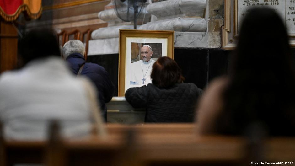 Vatikan bereitet sich auf Papstwahl vor – DW – 22.04.2025