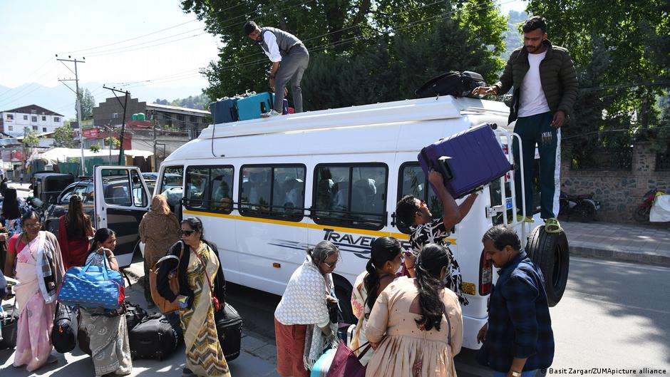 Kashmir shooting rampage panics residents, Indian tourists – DW – 04/25 ...