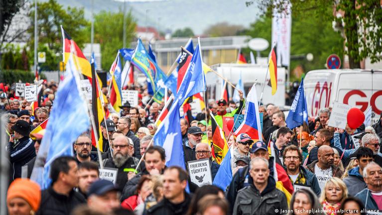 Germany: Thousands stage populist protests, counter-rallies – DW – 04 ...