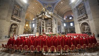 Mais de 100 cardeais oriundos de 71 países elegem novo Papa