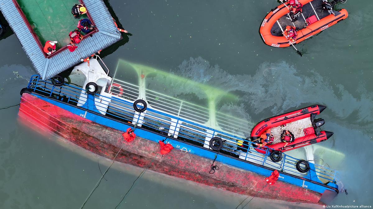 China: May holiday tourist boats capsize, killing 10