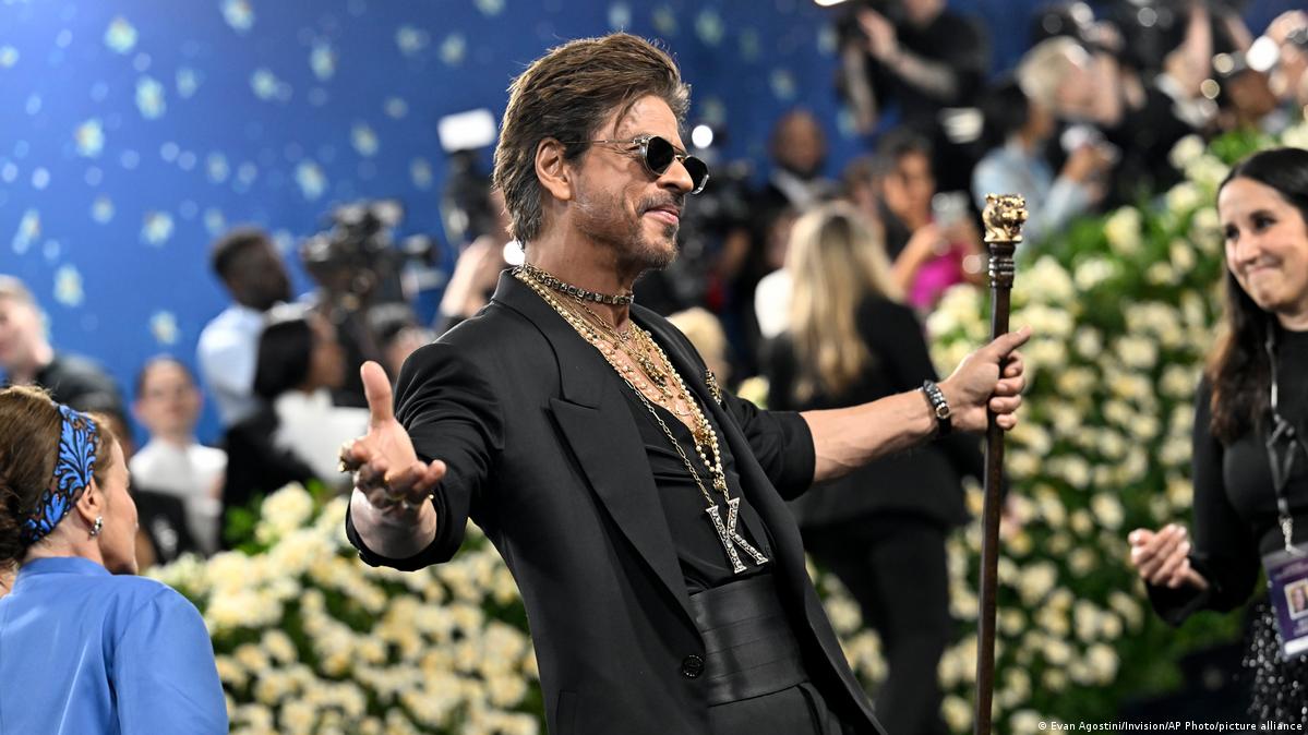 Met Gala 2025: Shah Rukh Khan makes red carpet debut – DW – 05/06/2025