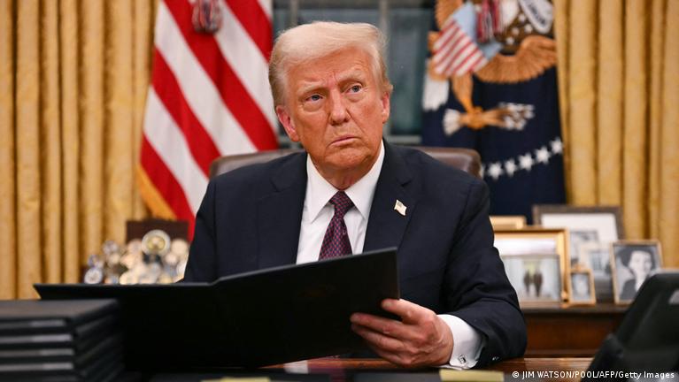 White South Africans leave for US under Trump refugee plan – DW – 05/12 ...