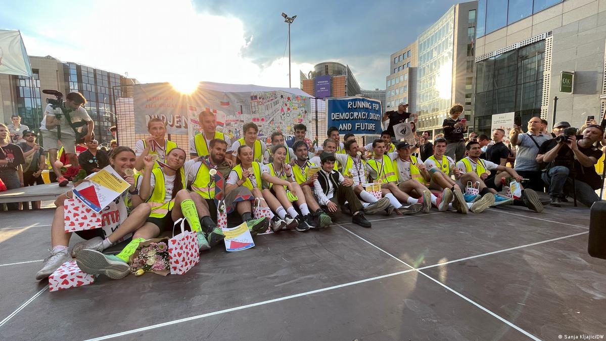 Serbia: Students run to Brussels, take protest to the EU – DW – 05/14/2025