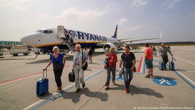 Guerra no Irã pressiona aéreas e ameaça férias de europeus