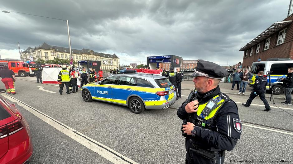 Knife attack at Hamburg train station leaves 12 injured – DW – 05/23/2025