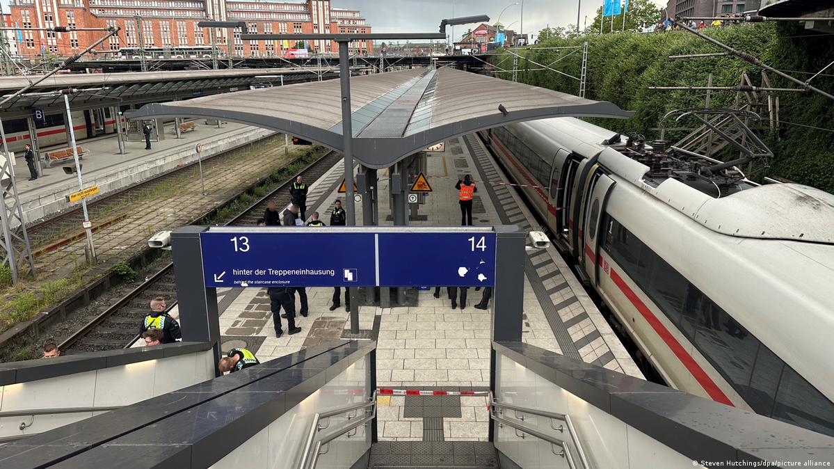 Atak nożem na dworcu w Hamburgu. Podejrzana jest Niemką – DW – 23.05.2025