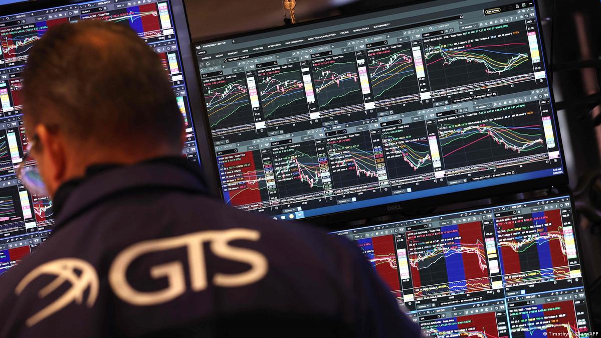 US updates: Wall Street slides after Trump tariff threats