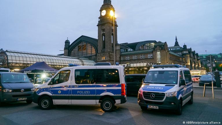 Hamburg: Knife attack suspect was known to police – DW – 05/25/2025
