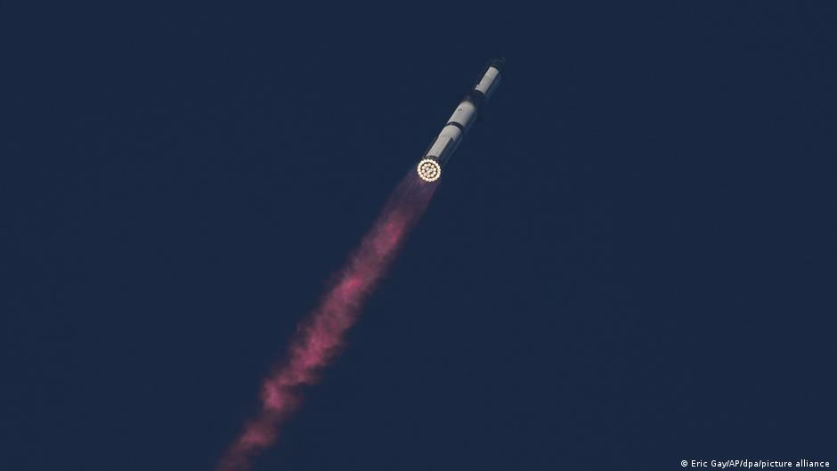 SpaceX: Starship's uncontrolled reentry after contact lost – DW – 05/28 ...