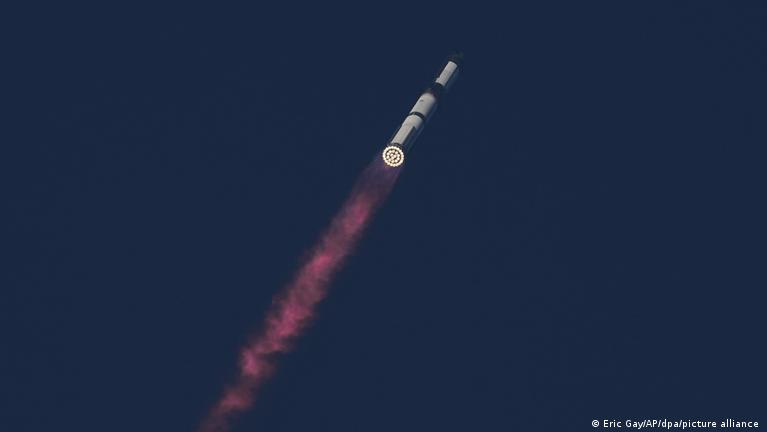 SpaceX: Starship's uncontrolled reentry after contact lost – DW – 05/28 ...