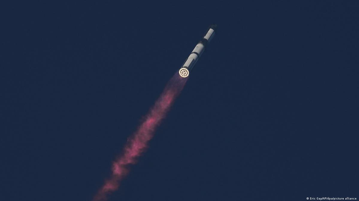 SpaceX: Starship's uncontrolled reentry after contact lost – DW – 05/28 ...