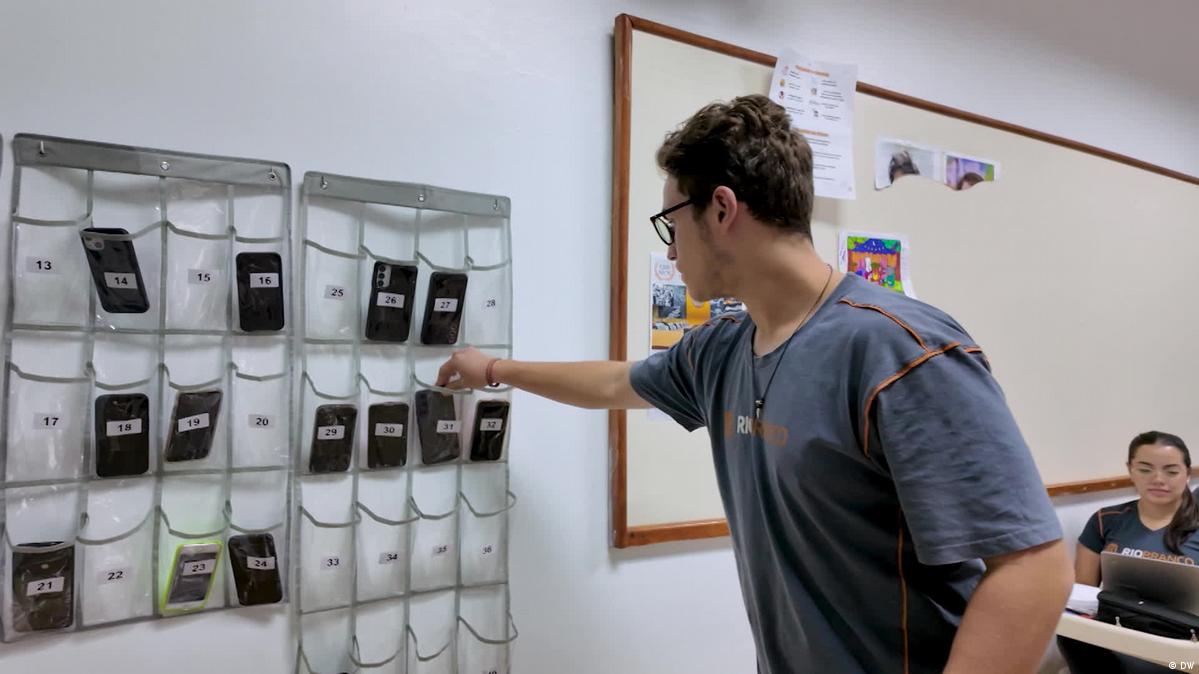 Escolas sem celulares: menos conflitos e mais interação – DW – 30/05/2025