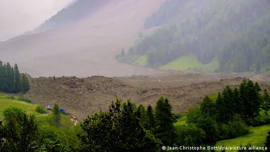 Swiss village engulfed by landslide, 1 person missing – DW – 05/28/2025
