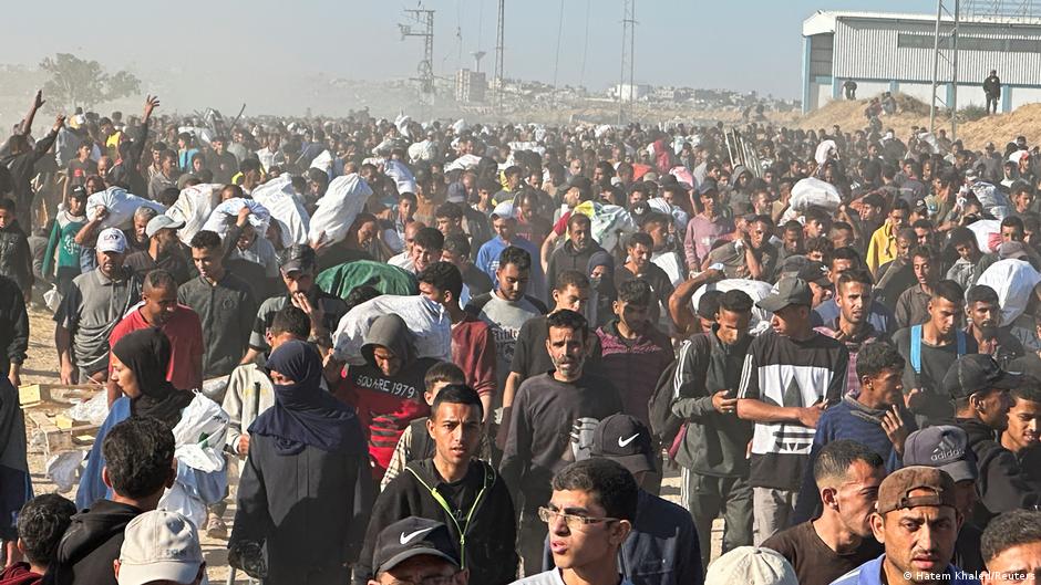 Several dead as crowd storms aid warehouse in Gaza – DW – 05/29/2025