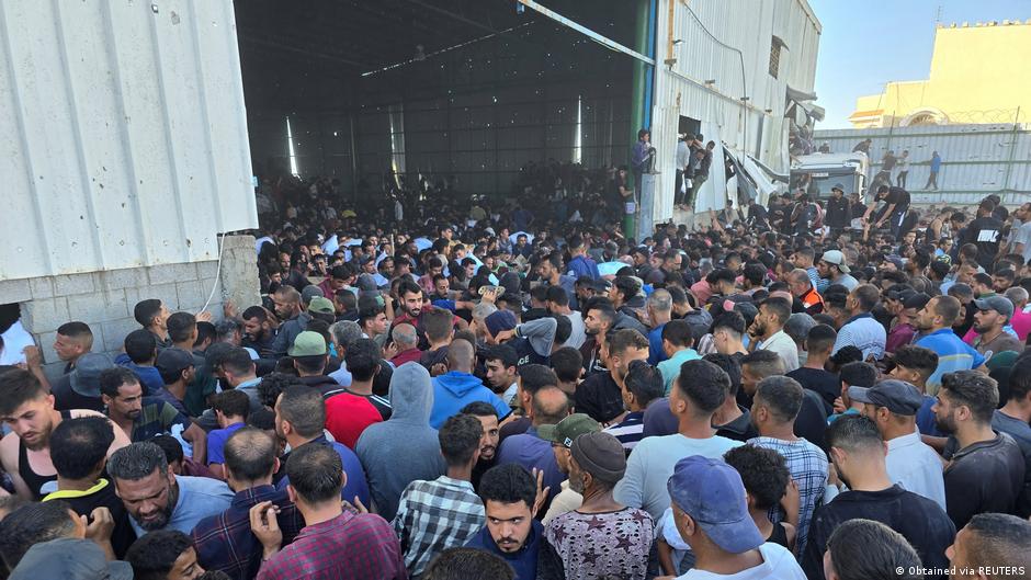 Several dead in Gaza after crowd storms aid warehouse – DW – 05/29/2025
