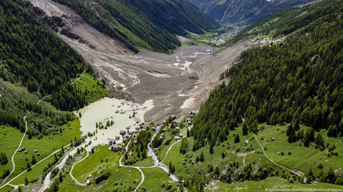 Switzerland: Flood risk after landslide engulfs village – DW – 05/29/2025