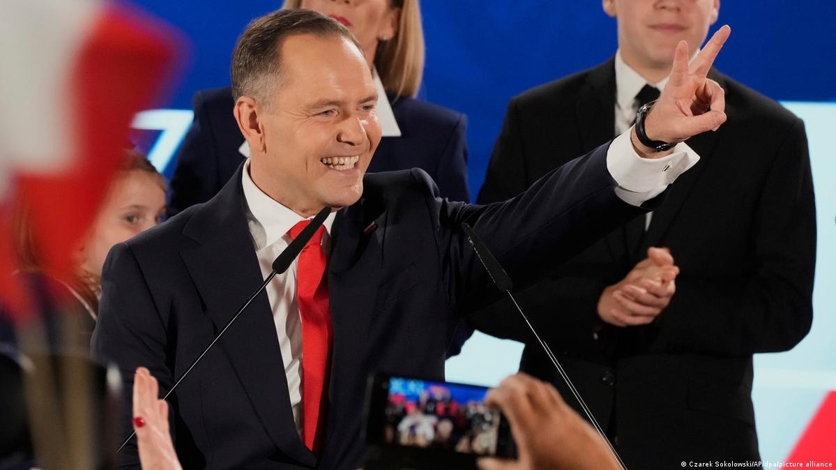 Poland: Conservative Karol Nawrocki wins presidential vote – DW – 06/02/2025