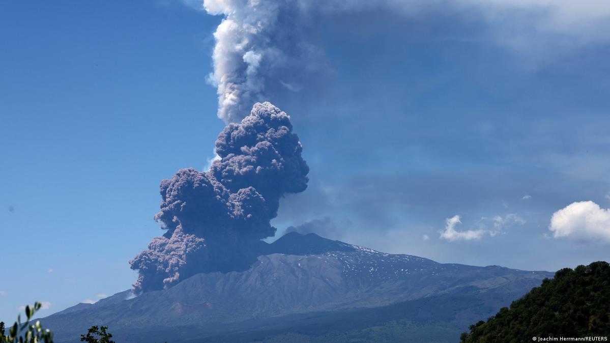Nueva erupción del volcán Etna con coladas piroclásticas