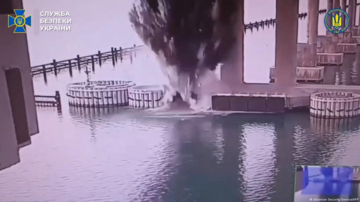 Ukraine claims explosive attack on Russia's bridge to Crimea – DW – 06 ...