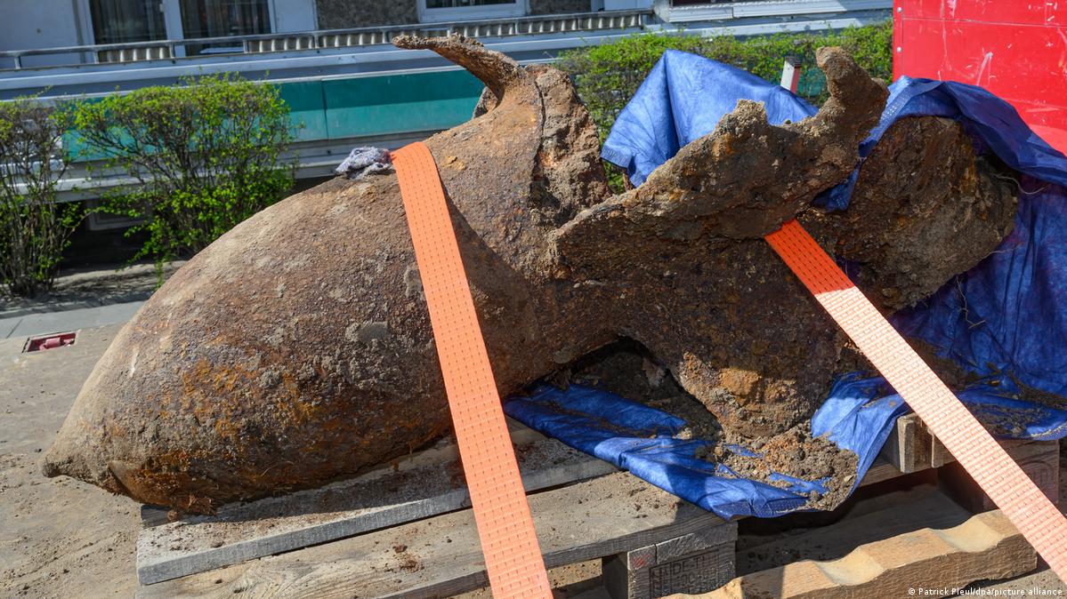 Bombs, land mines, ammunition — the deadly legacy of war – DW – 06/04/2025