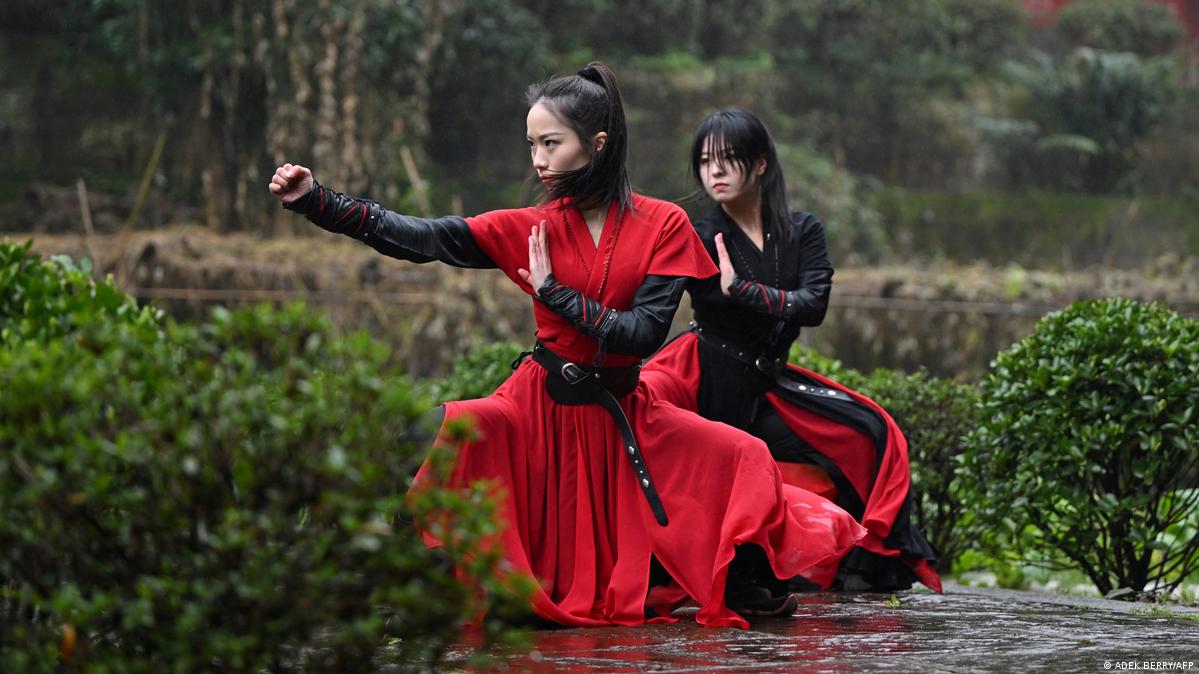 Chinese kung fu girl group breathes new life into ancient art – DW – 06 ...