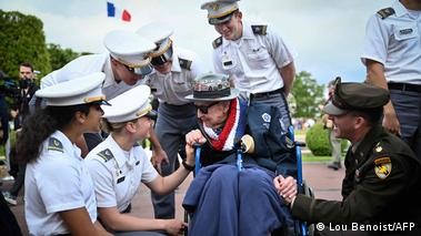 'Papa Jake' Larson, TikTok star and WWII vet, dies at 102 – DW – 07/21/2025