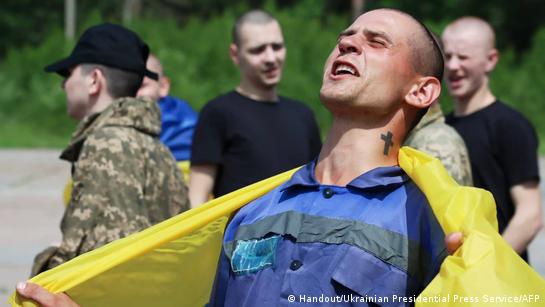 Ukraine, Russia begin complex POW exchange – DW – 06/09/2025