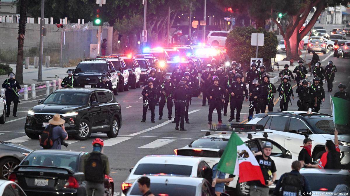 US updates: Police announce 'mass arrests' amid LA curfew – DW – 06/12/2025