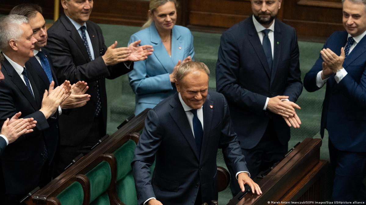 Poland: PM Tusk's pro-EU government wins confidence vote – DW – 06/11/2025
