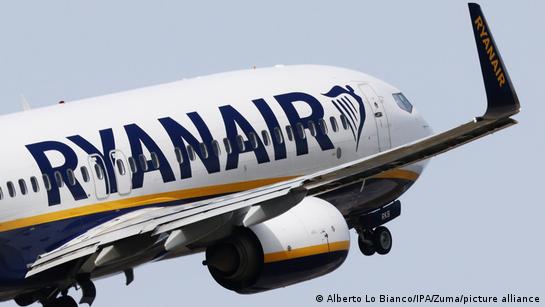 Ryanair é investigada por cobrar pais que viajam com filhos