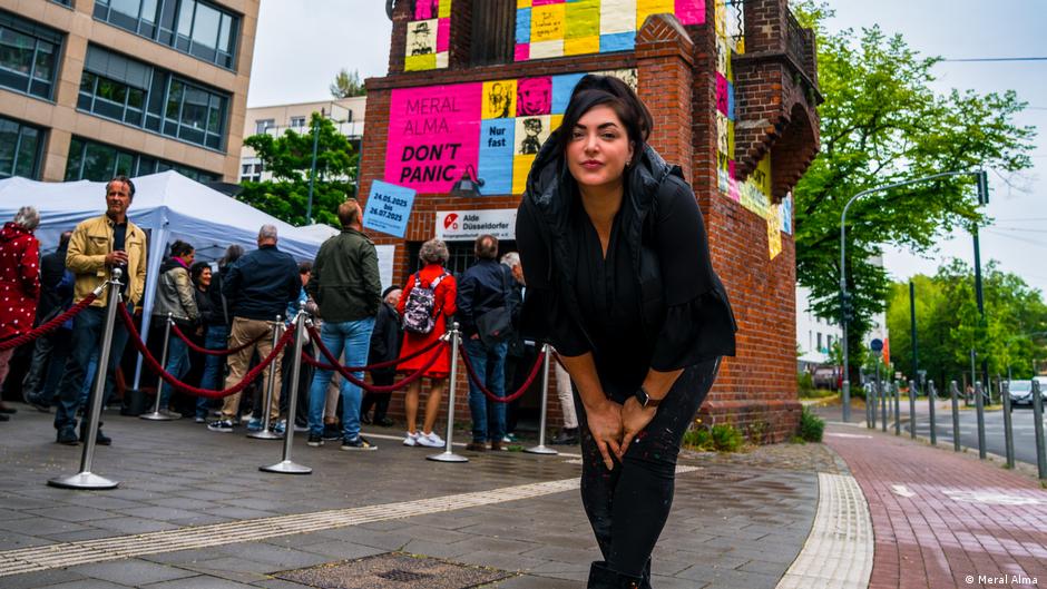 Meral Alma saat kulesinden sesleniyor: Paniğe gerek yok – DW – 13.06.2025