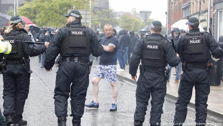 Northern Ireland: Police deploy water cannon against rioters