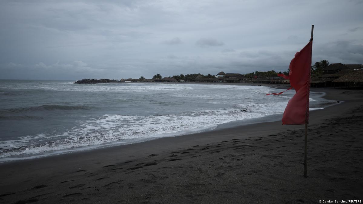 Mexico: Hurricane Erick reaches category 4 as landfall nears – DW – 06 ...
